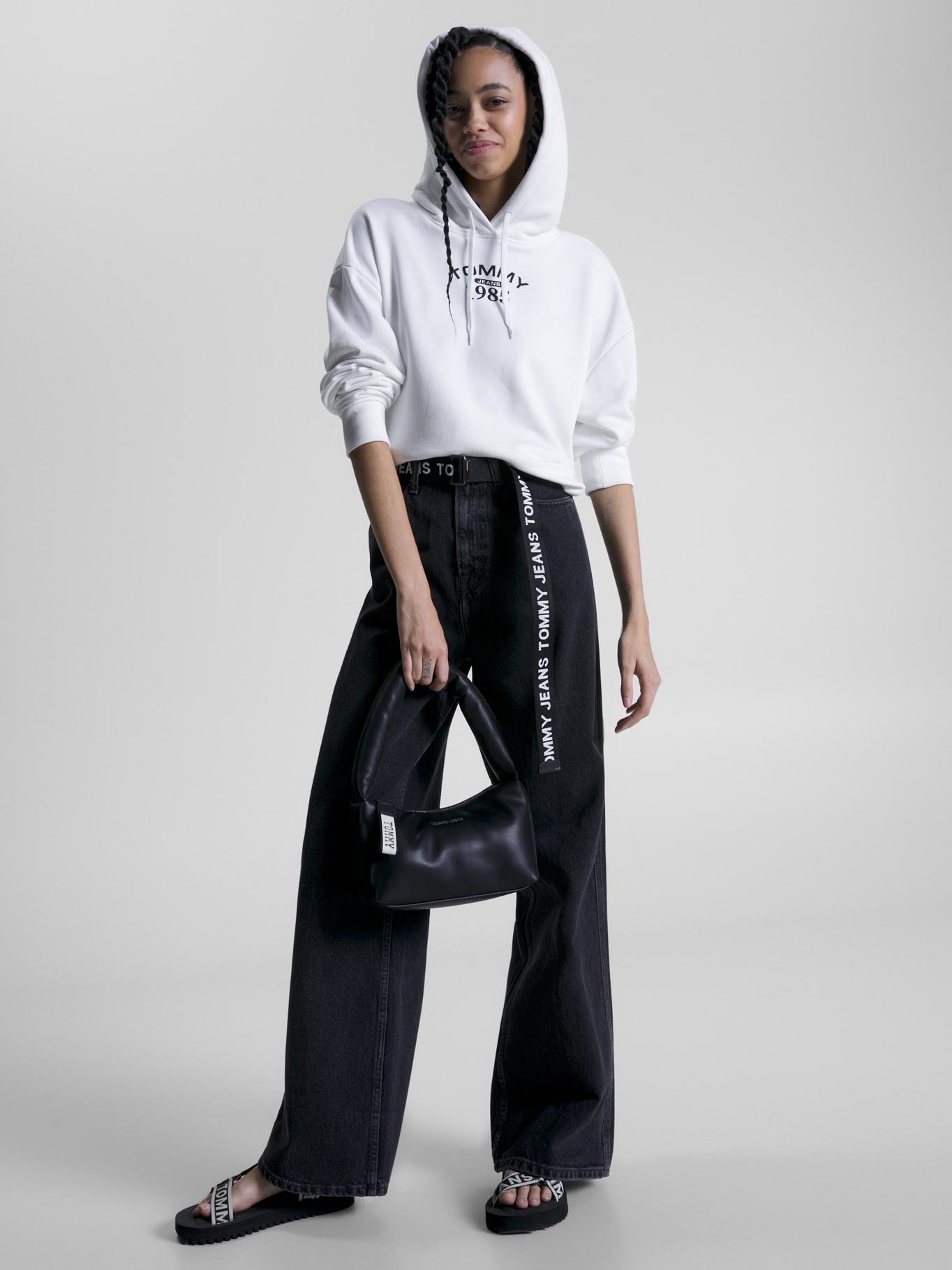 SUETER ESSENTIAL AMPLIA CON HOODIE Y LOGO