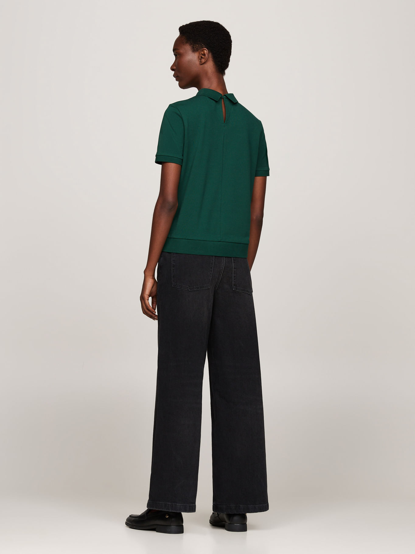 Polo de corte regular con logo script