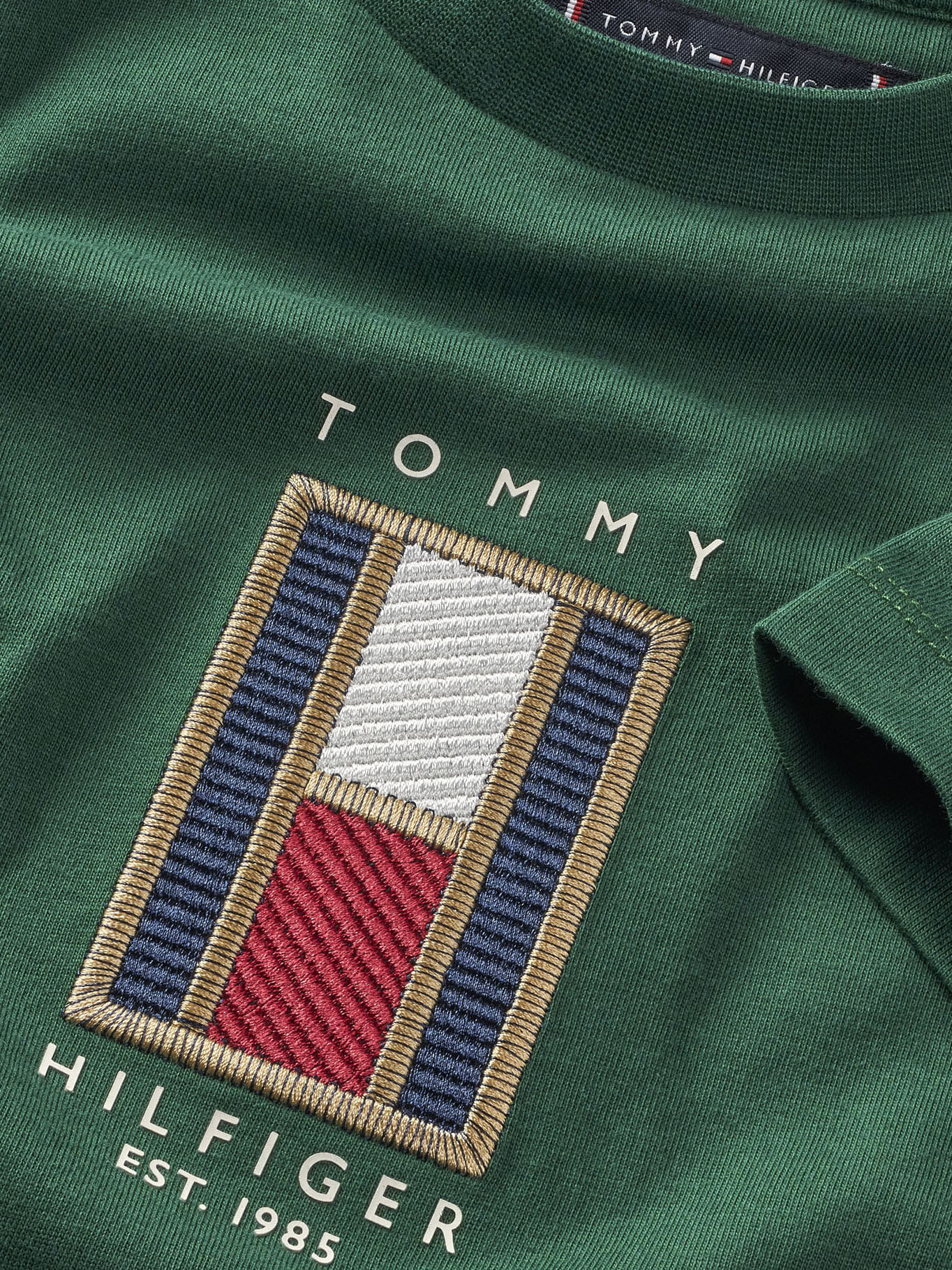 Playera con logo bordado