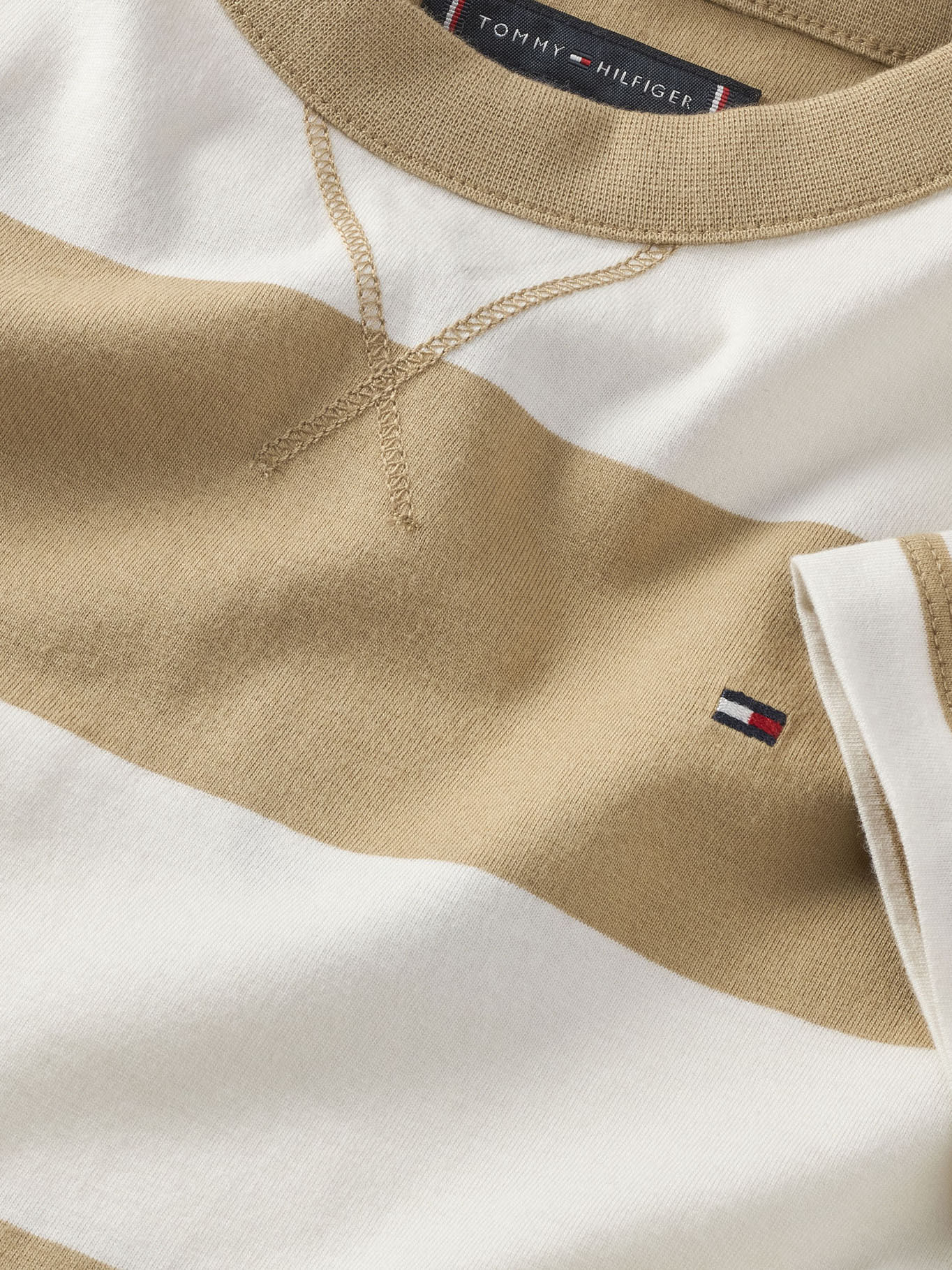 Playera de rayas con logo